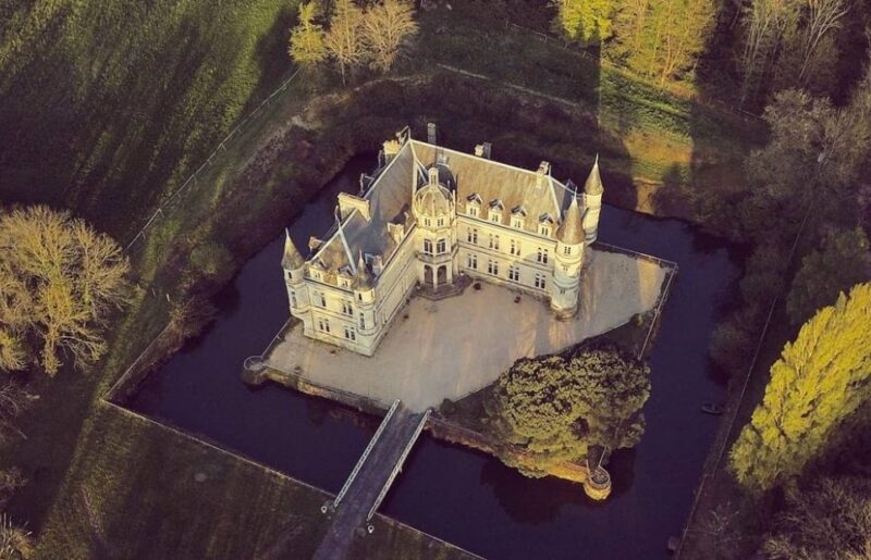 Este jovem casal que gastou £585 mil em um castelo francês em ruínas ...